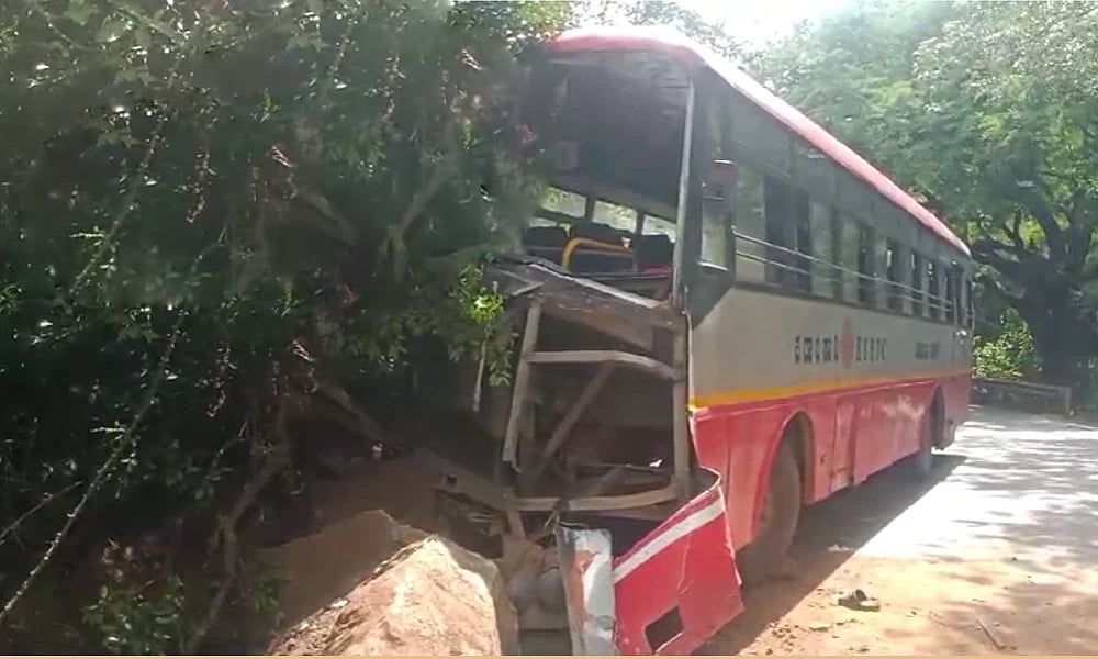 ತಿರುಪತಿಗೆ ಹೋಗುತ್ತಿದ್ದ KSRTC Bus Break Fail: ಚಾಲಕನ ಸಮಯಪ್ರಜ್ಞೆಯಿಂದ ತಪ್ಪಿದ ಭಾರಿ ಅನಾಹುತ